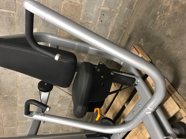 Buy Precor Discovery Seated Chest Press w/Spotter - Current & Latest ...